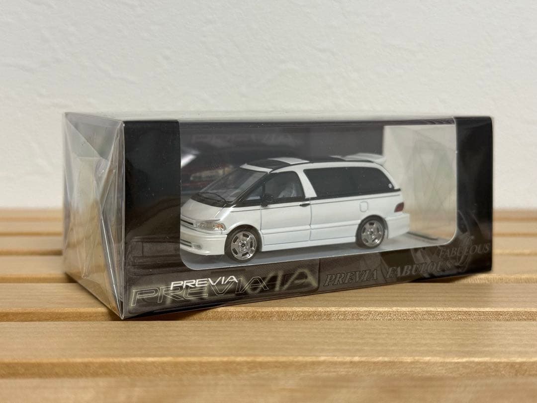 Fabulous 1/64 toyota previa (白)
