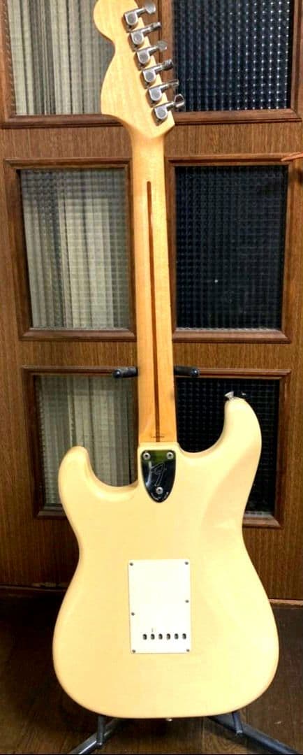 Fenderストラトキャスターエレキギターとアンプ