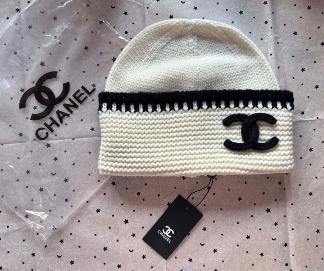 CHANEL ニット帽 白　かわいい帽子　ロゴ刺繍　ノベルティ