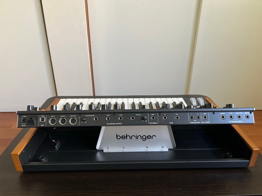 Behringer POLY D アナログシンセサイザー
