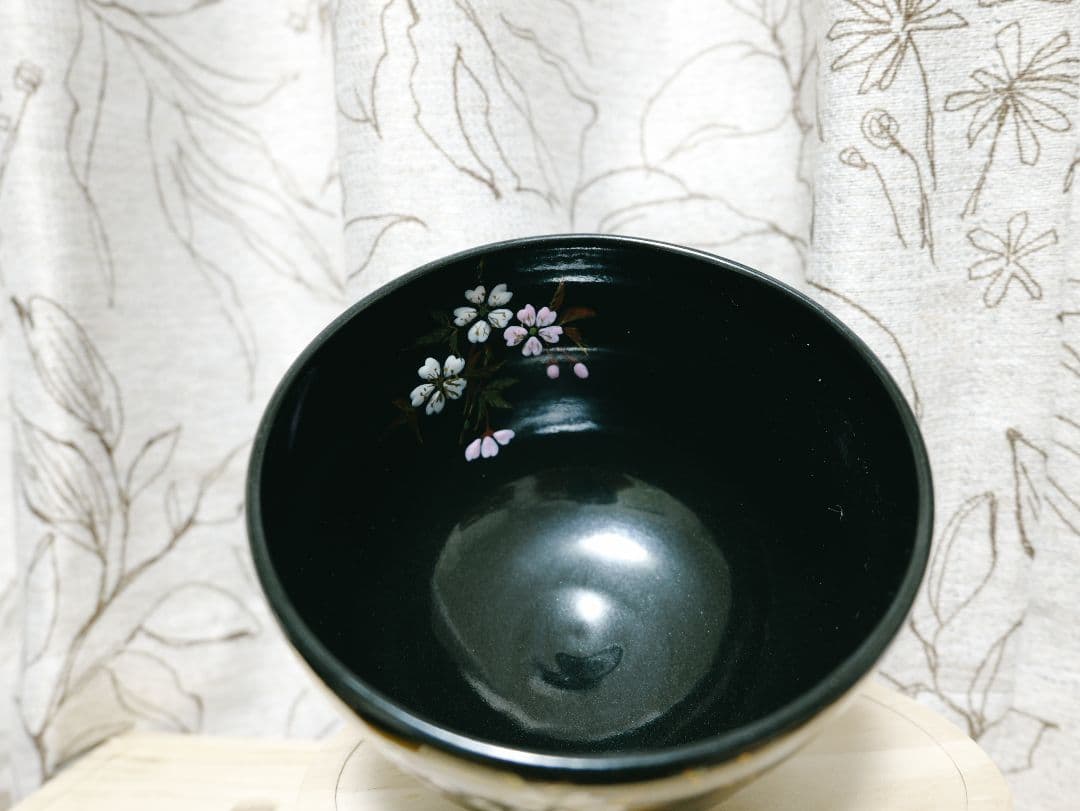 花柄の黒い茶碗 matcha bowl