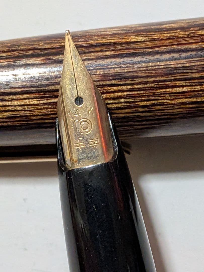 14K金プラチナ万年筆 黒と茶色のストライプ