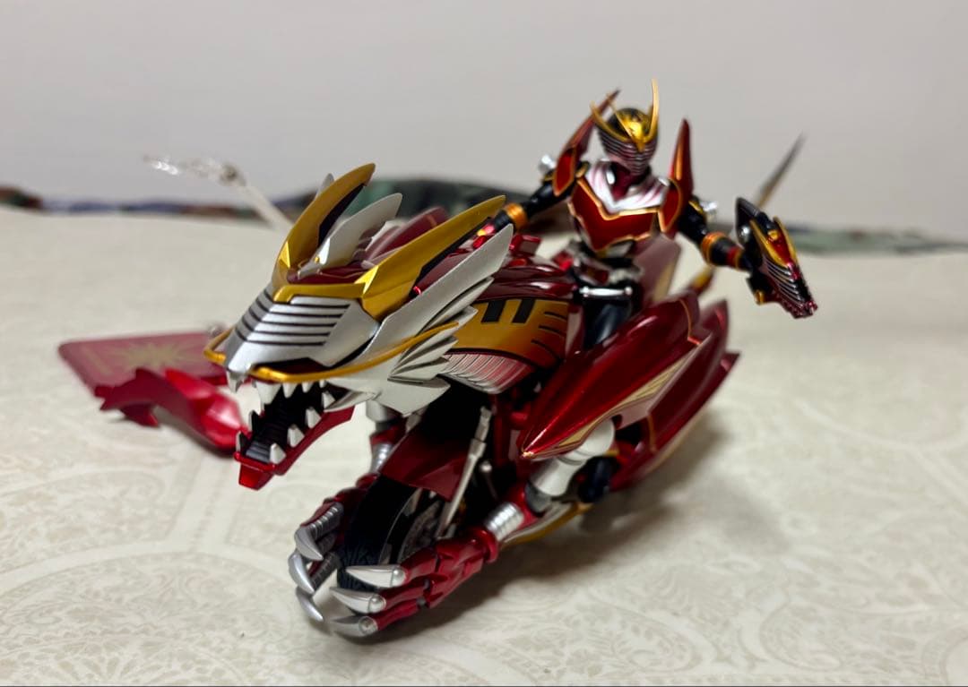 S.H.フィギュアーツ　仮面ライダー　龍騎　サバイブ ドラグランザー　フィギュア
