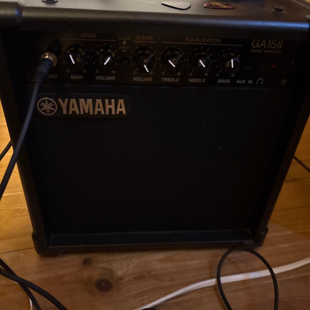 t*k様 赤いセミアコースティックギターとYamaha GA15IIアンプ