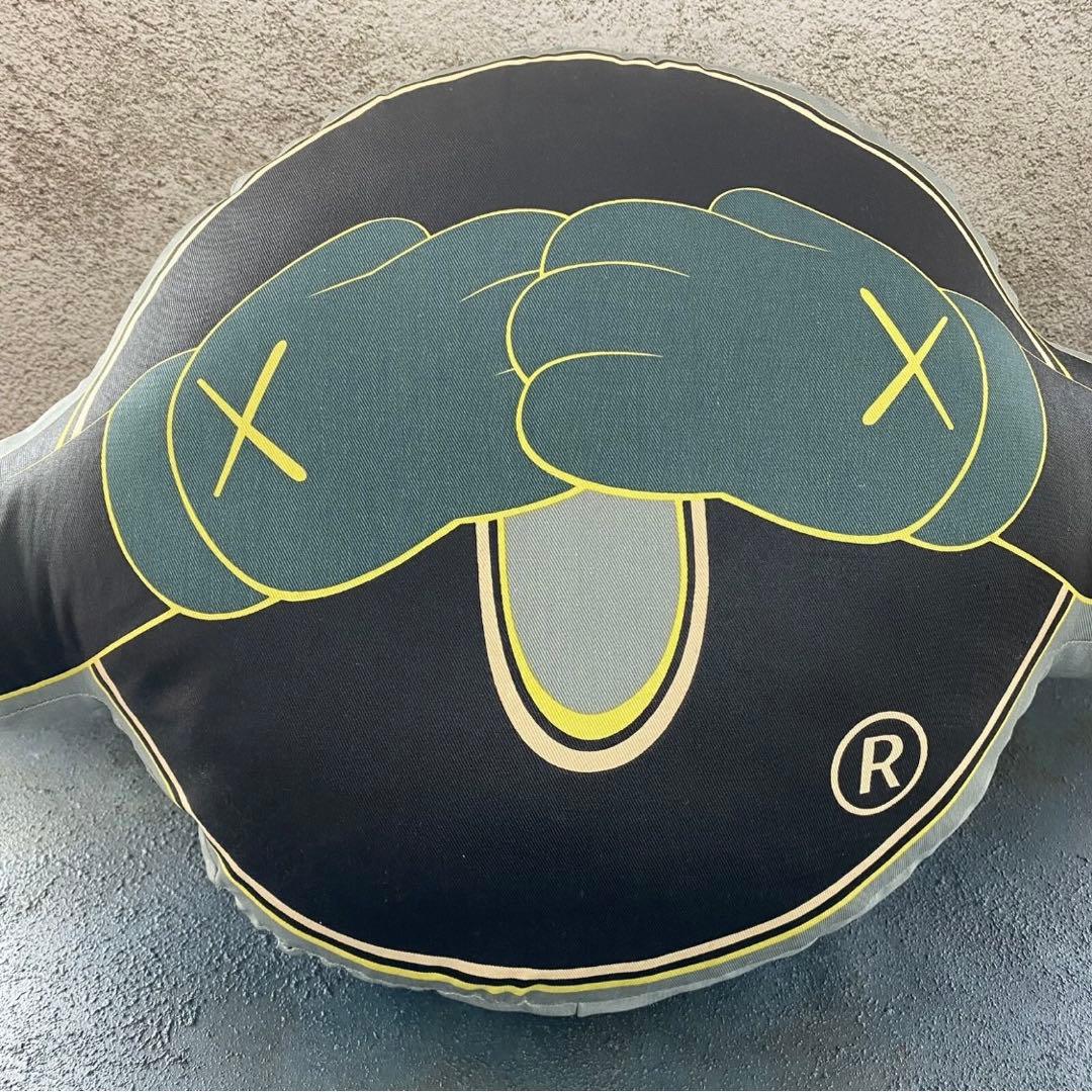KAWS OriginalFake カウズ オリジナルフェイク クッション 緑