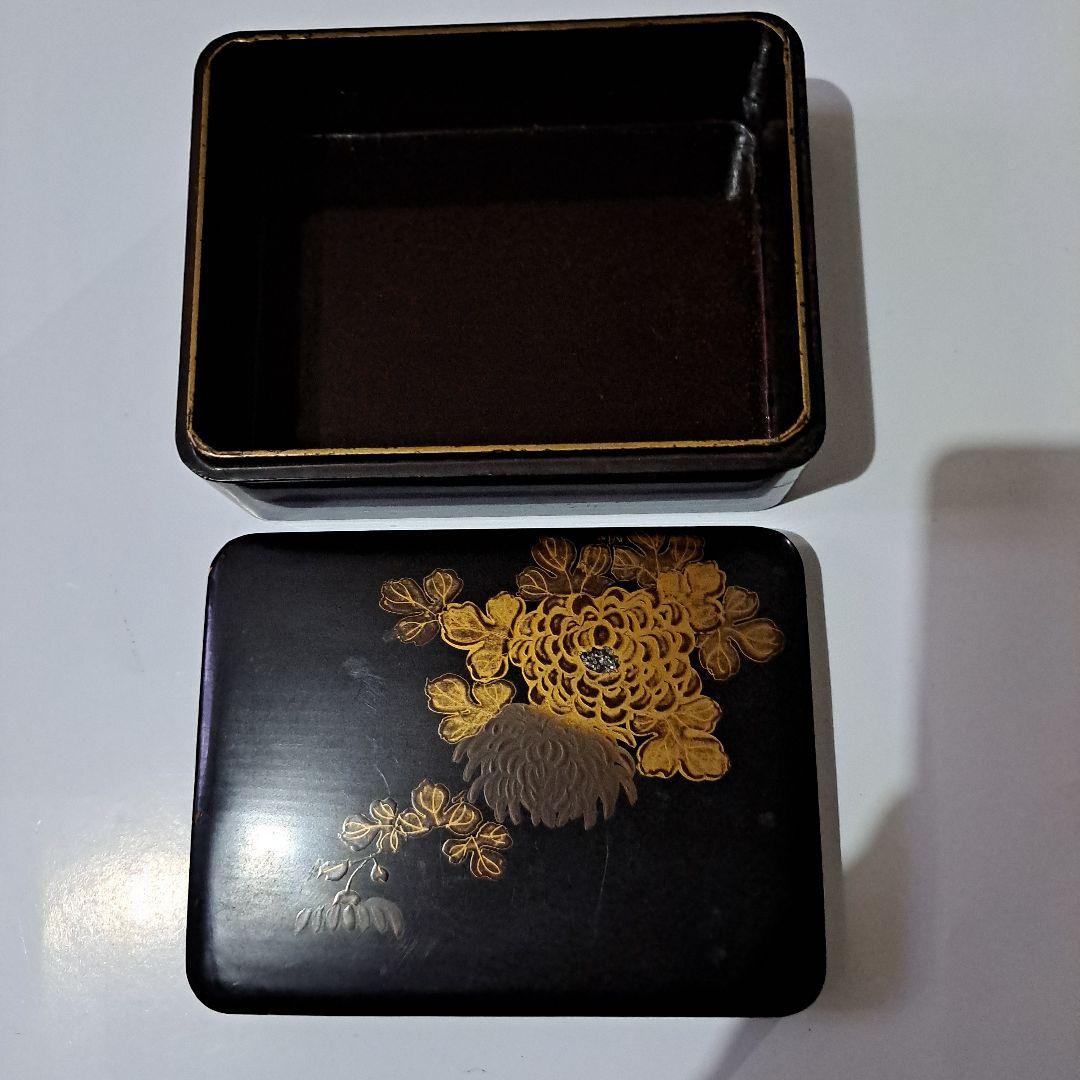 茶道具　食籠　螺鈿金彩蒔絵　蓋物　箱型 木地　黒地金彩螺鈿蒔絵 沈金菊図