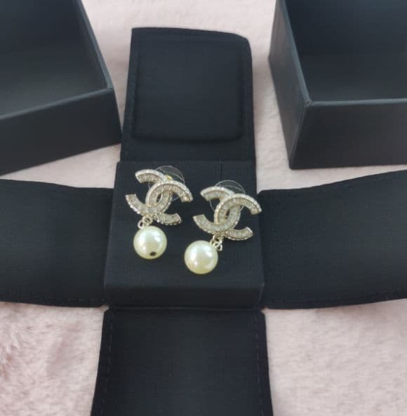 美品 CHANEL パール付きロゴピアス A86506