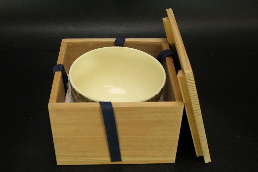 【美品】茶道具 清水焼 粟田窯 茶碗 金彩金葵紋 岡田暁山 共布(メ1176)