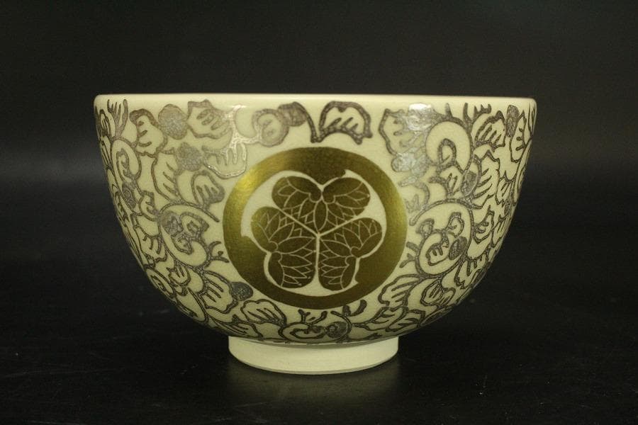 【美品】茶道具 清水焼 粟田窯 茶碗 金彩金葵紋 岡田暁山 共布(メ1176)