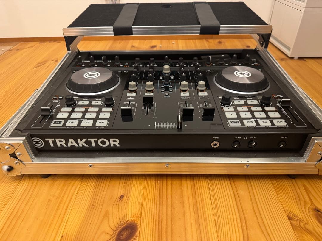 TRAKTOR KONTROL S4 mk2 DJコントローラー