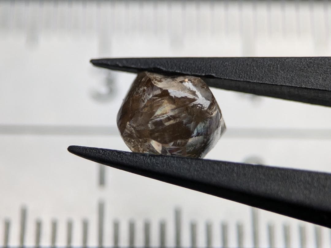 天然ダイヤモンド原石（蛍光あり）　1.875カラット