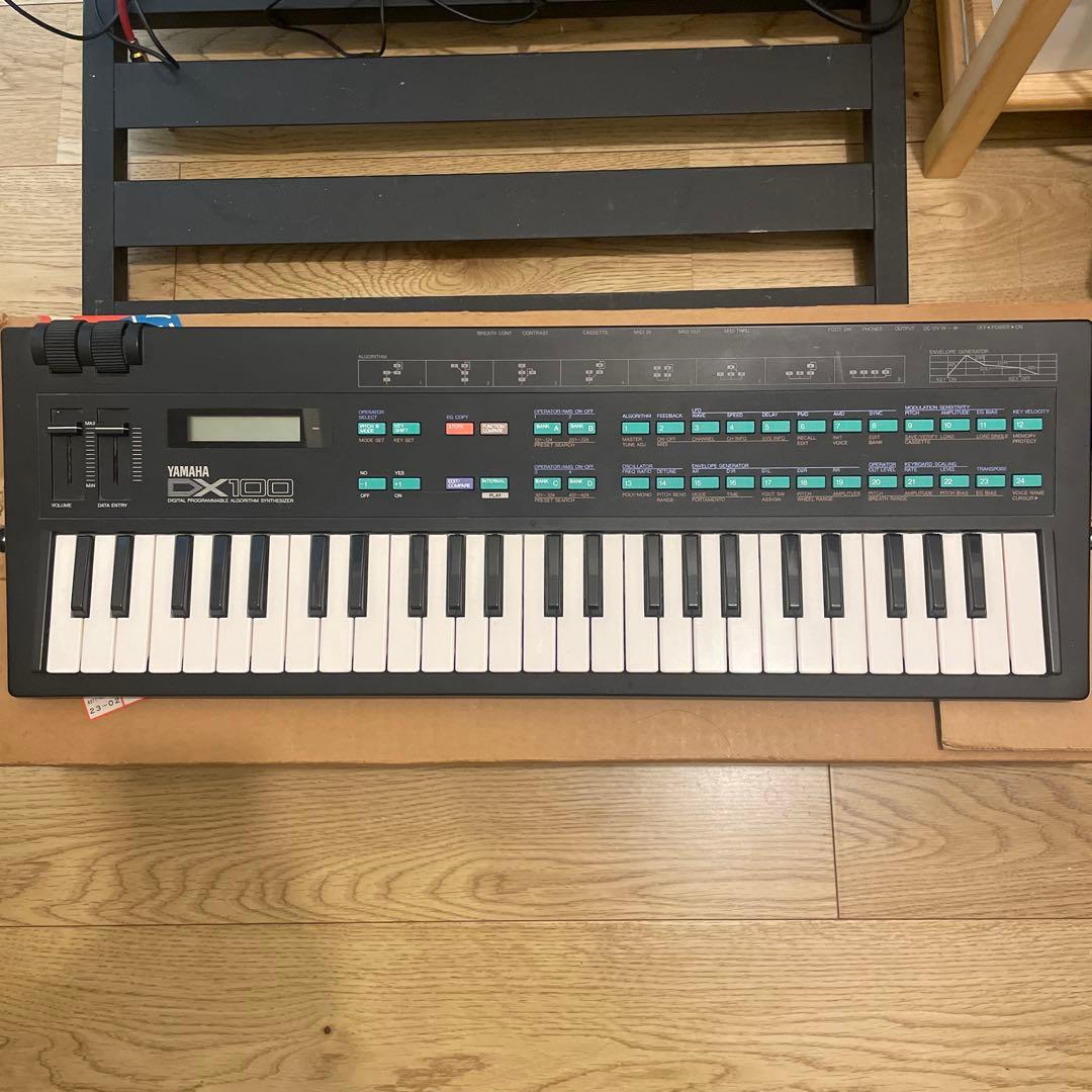 Yamaha DX100 シンセサイザー