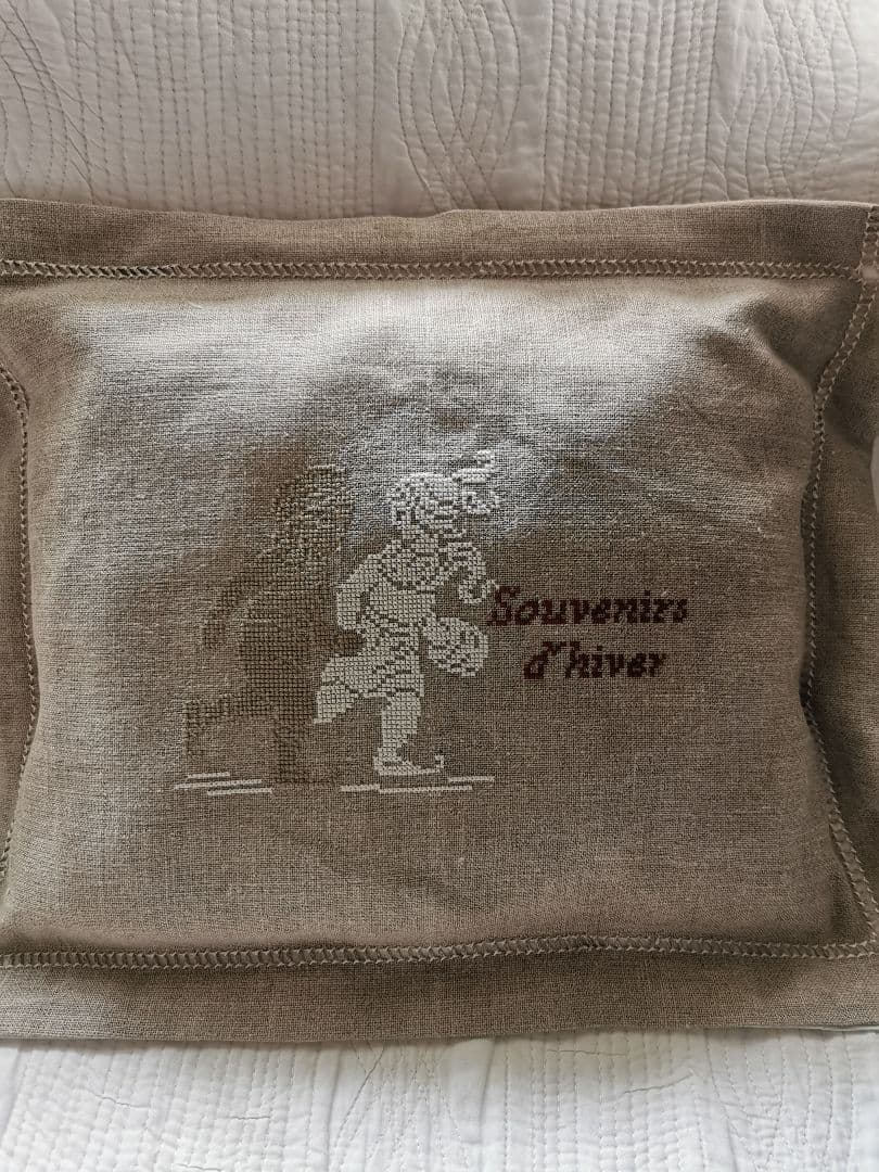 アンティークフランス ホームスパンリネン＆プチポワン子供冬遊び刺繍 クッション