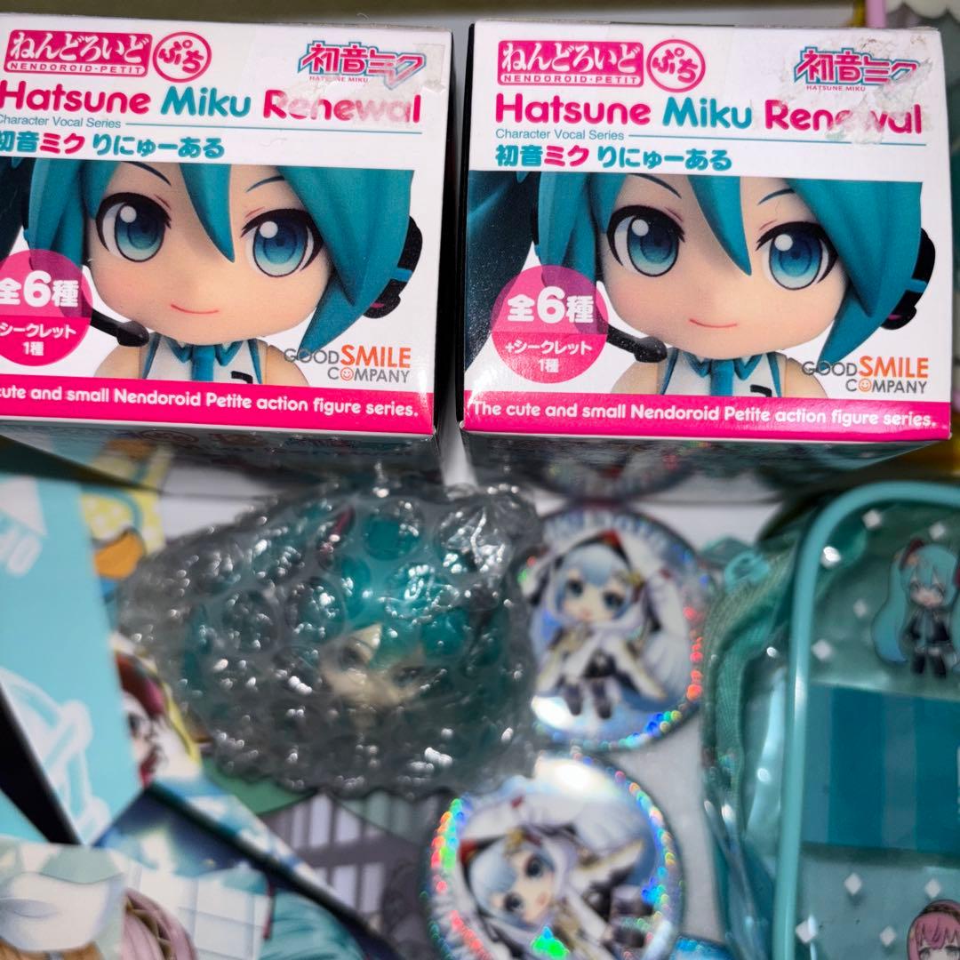 初音ミク等シールポーチハンカチフィギュアラバーキーホルダー色紙缶バッジカード