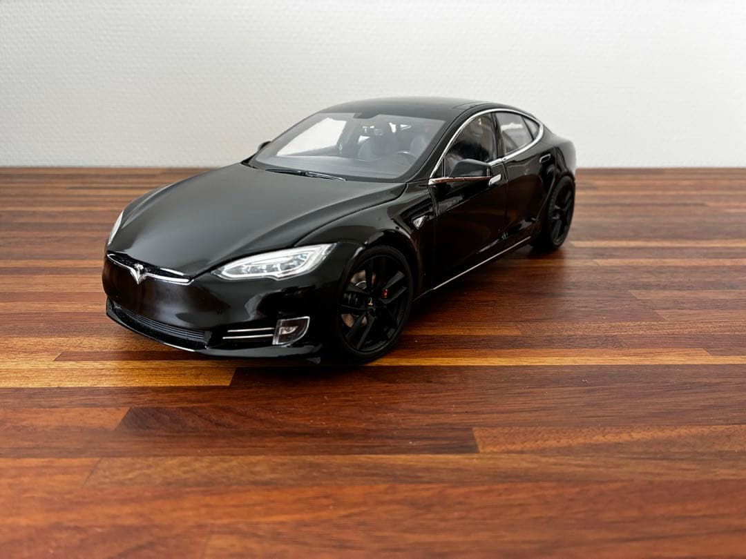 テスラ ミニカー Model S モデルS 1:18
