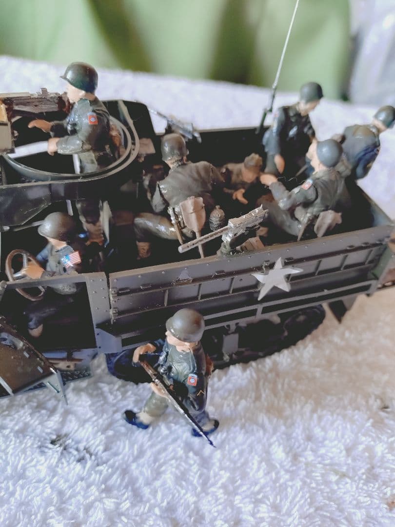 新春セール！パットン大戦車軍団兵員輸送車M3A2 1/35フィギュア9体