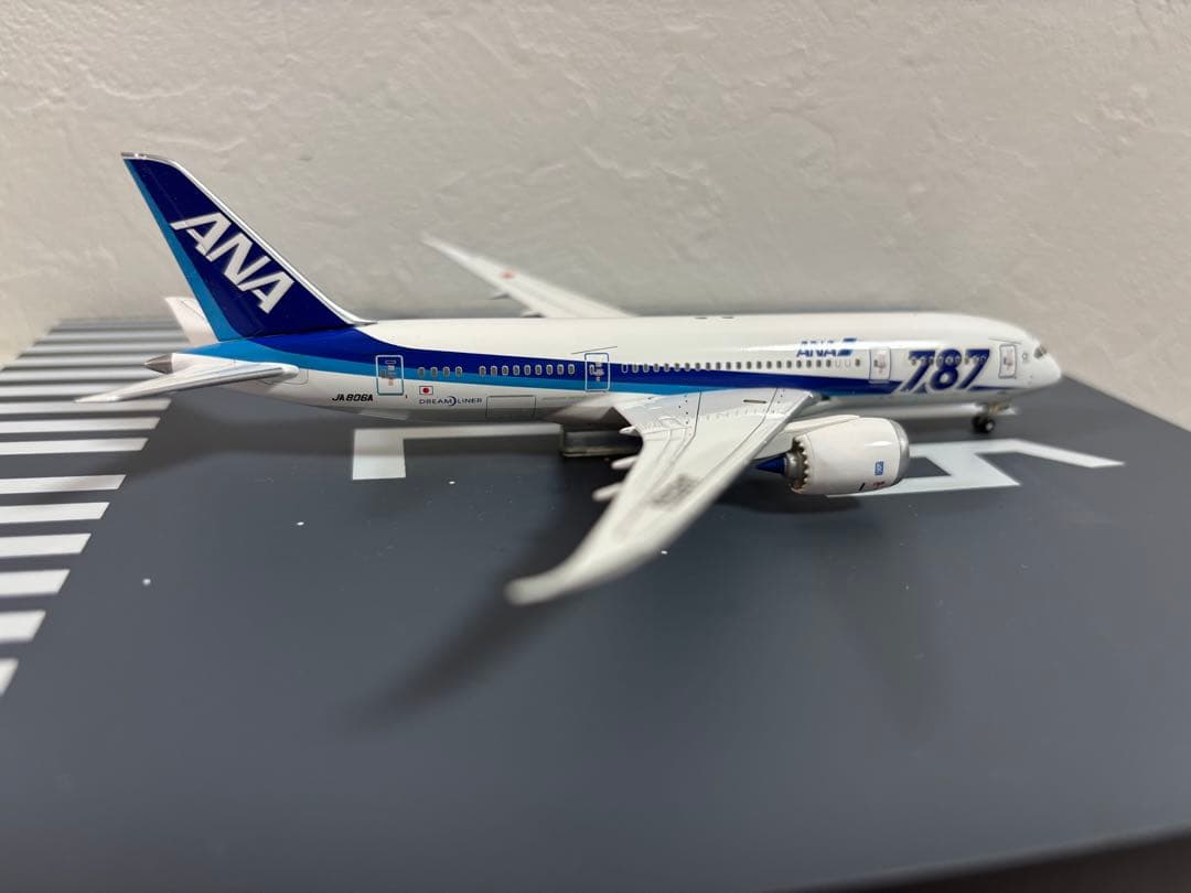 【完成品】ANA787-8 滑走路付き　1/400