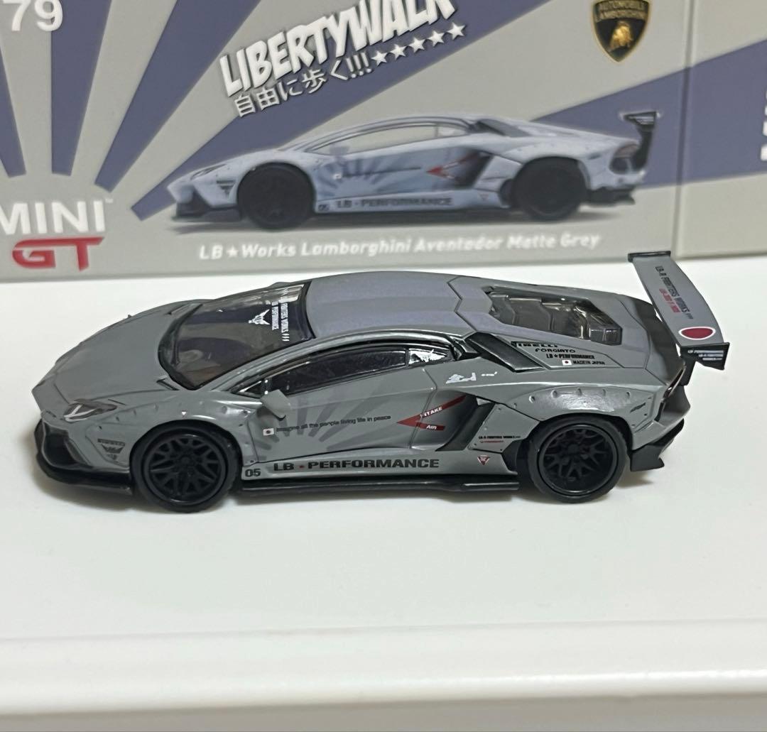 mini gt ランボルギーニ　アヴェンタドール　1/64 79番