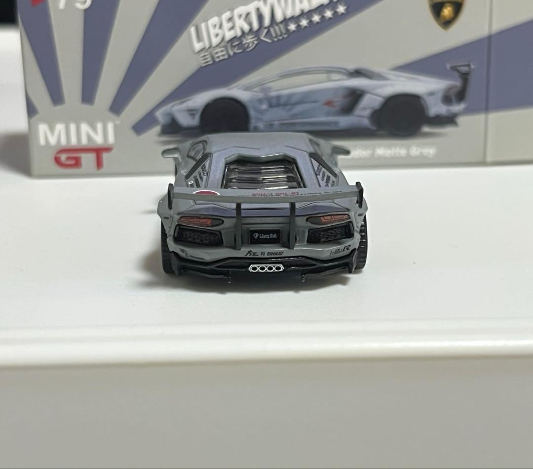 mini gt ランボルギーニ　アヴェンタドール　1/64 79番
