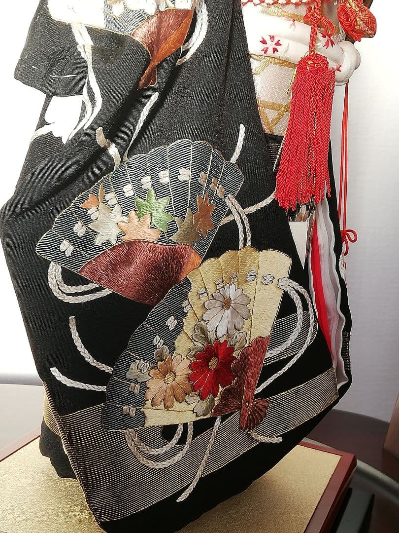 値下げ実施!「希少品」手刺繍　市松人形 　黒い衣装 扇子刺繍