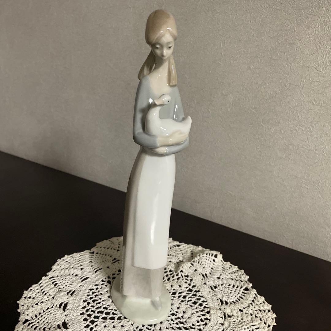 リヤドロ　　女性とアヒルの陶器彫刻 約25cm