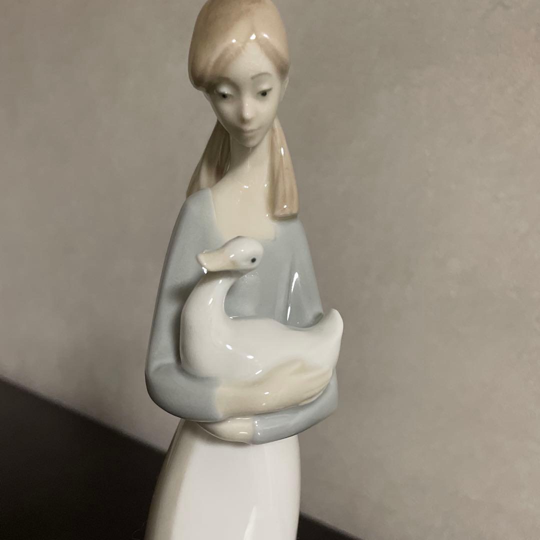 リヤドロ　　女性とアヒルの陶器彫刻 約25cm