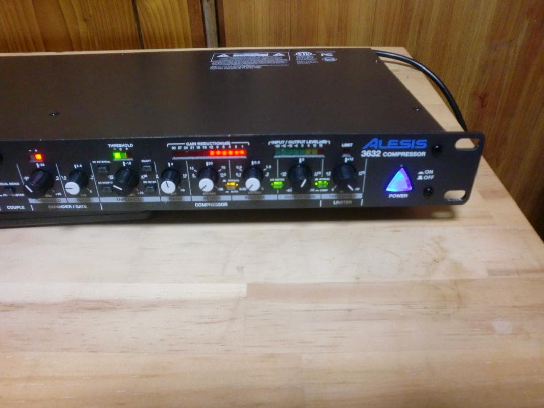 Alesis 3632 Compressor ダイナミックプロセッサー
