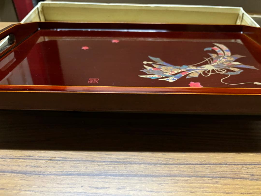 新品 花模様の漆器 お盆 深い赤色 持ち手付き 長手盆 金粉