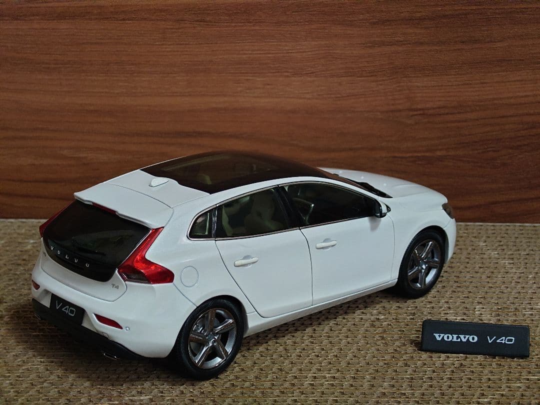 【希少美品ミニカー】ボルボ V40 1/18 精工モデルカー　ホワイトパール