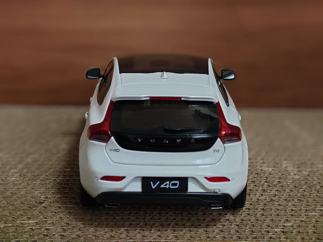 【希少美品ミニカー】ボルボ V40 1/18 精工モデルカー　ホワイトパール
