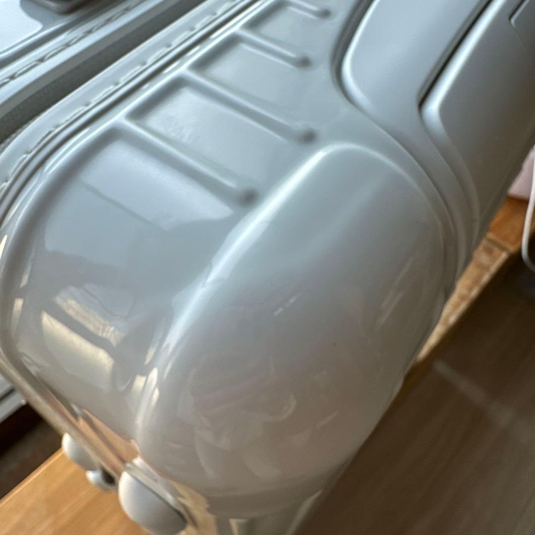 RIMOWA ESSENTIALキャビンS(ホワイト4輪)