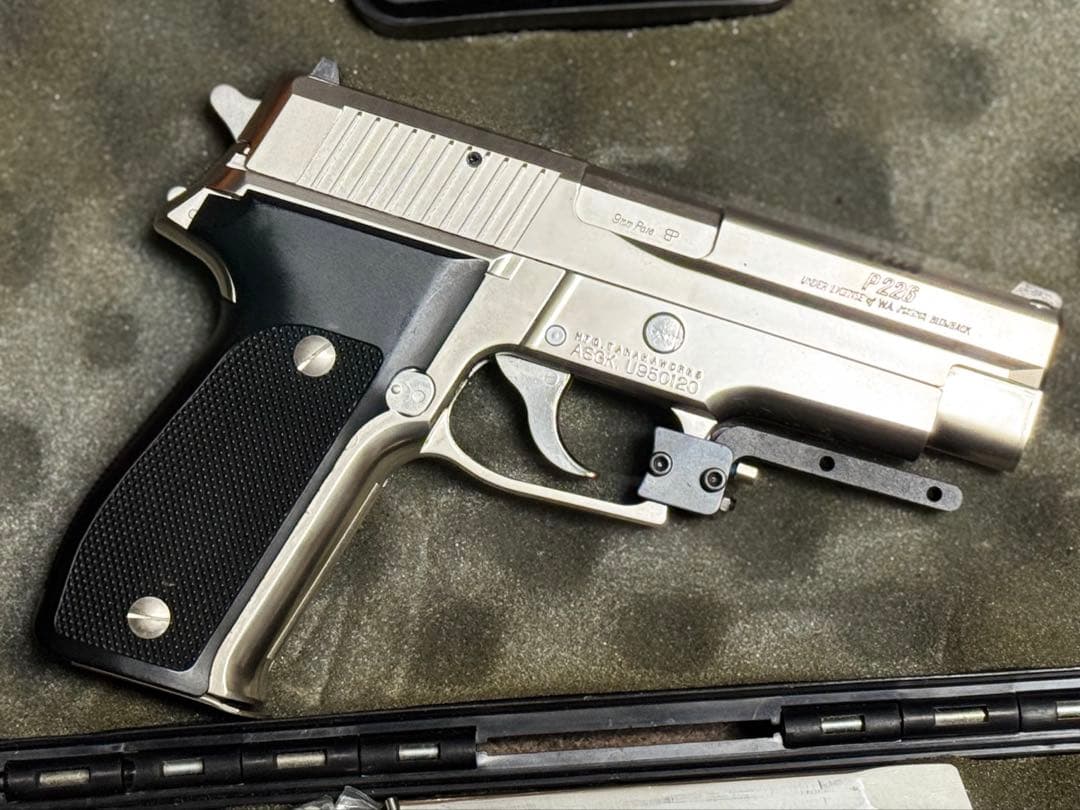 タナカ製 W.A. シグザウエルP226 ALLシルバーモデル DOSKOCIL