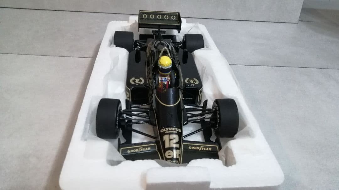 Lotus Renault 97T アイルトン・セナ 1/18 ミニチャンプス