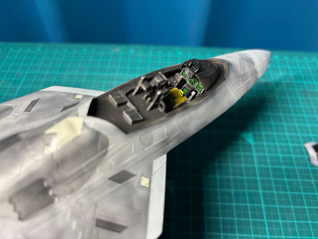 戦闘機　プラモデル　完成品　ハセガワ　1/48 F22 ラプター