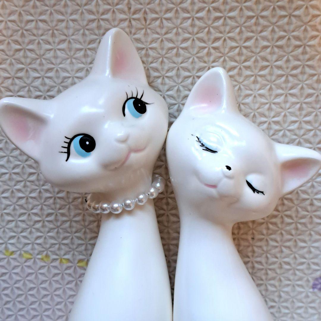 白い猫　ペア置物　パールのネックレス　フィギュア　陶器　ねこ　２匹　インテリア