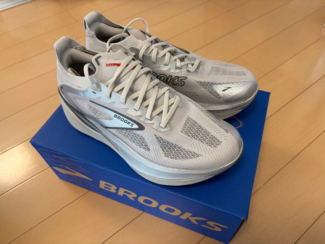 美品BROOKS Hyperion MAX 3 シルバー 28cm