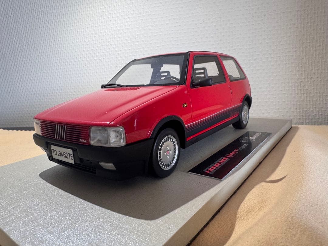 FIAT Uno Turbo i.e. ミニカー 1/18赤