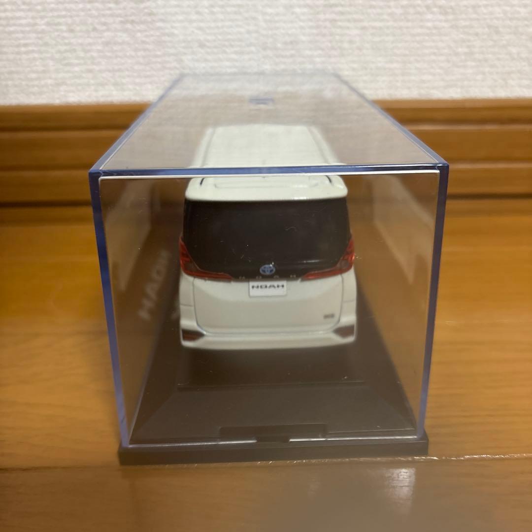 トヨタ　新型ノア　90系　サンプルカラー　ホワイトパール　ミニカー　非売品