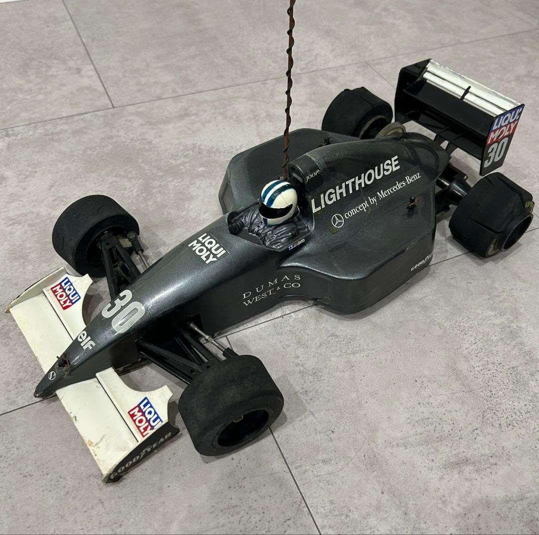 タミヤ（TAMIYA）製の1/10スケール電動RCカーザウバー C12