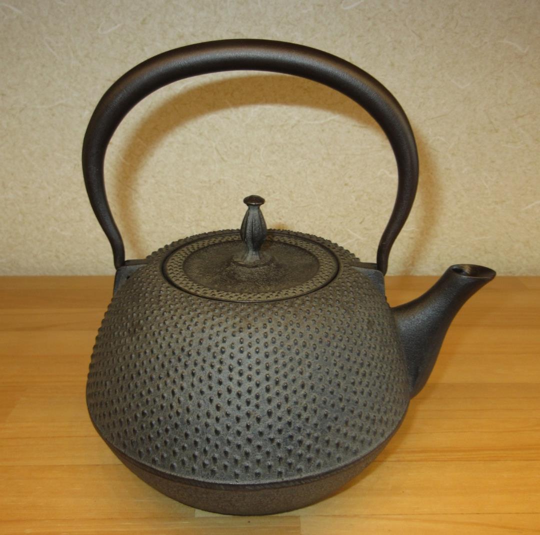 送料込【逢絢亭・新品】茶道具 鉄瓶 霰紋 IH対応 替蓋付き 日本製 紙箱入り