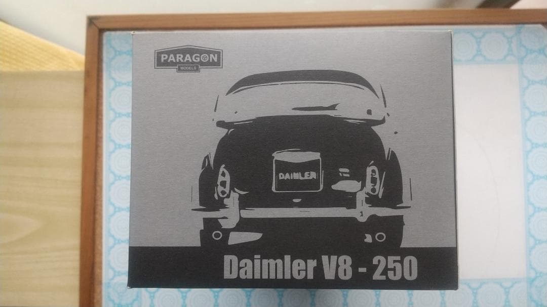 ミニカー Daimler V8-250 1:18 paragon