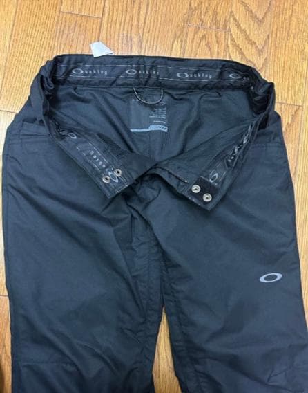 極美品！！ ほぼ新品。　Oakley スノーボードウェア Mサイズ　上下