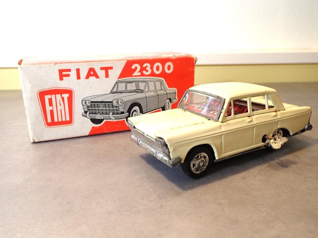 FIAT 2300 ミニカー クリーム色 箱付き ビンテージブリキカー日本製