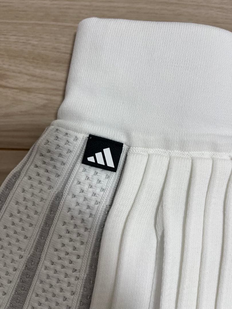 新品　adidas モックネック　裏起毛　フレアースカート　　セットアップ　M