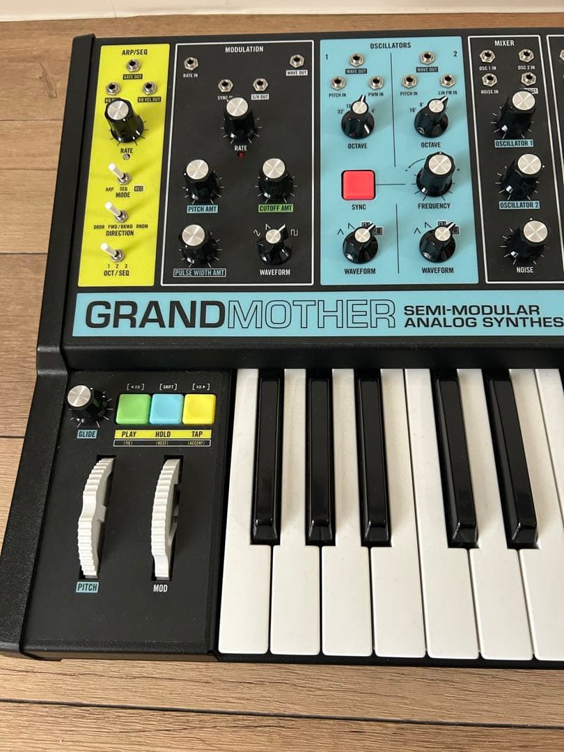 Moog Grandmother セミモジュラーアナログシンセサイザー