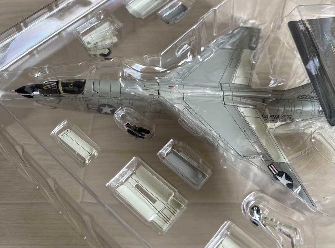 希少絶版新品　センチュリーウイングス/ 1/72 米海兵隊F-８E クルセイダー