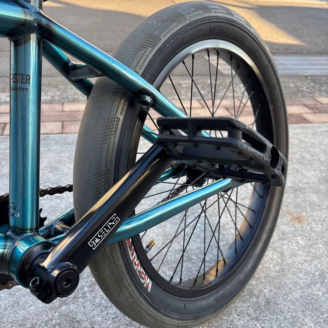 青緑色 BMX バイク