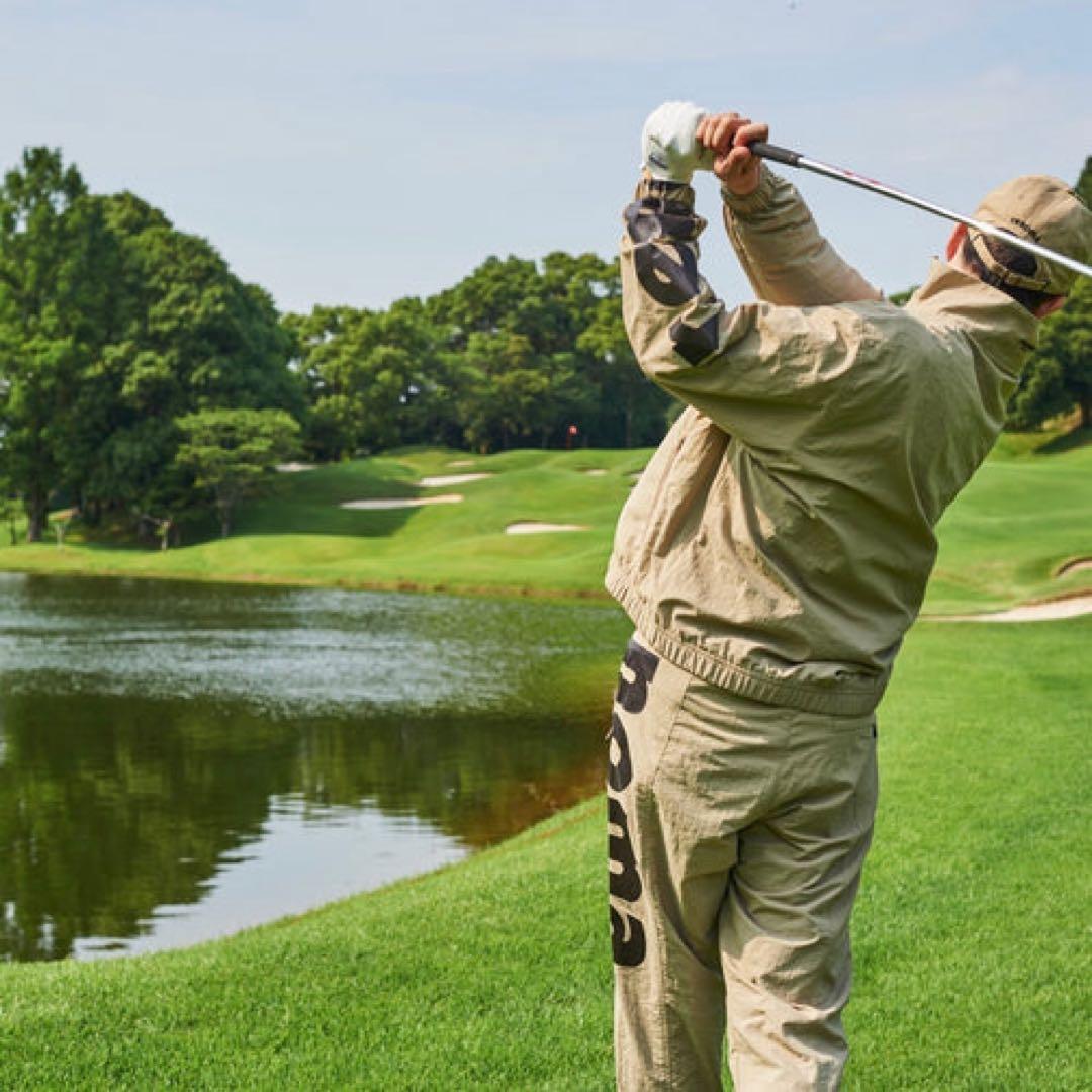 ビッグロゴナイロンジャケット　Lサイズ　ベージュ