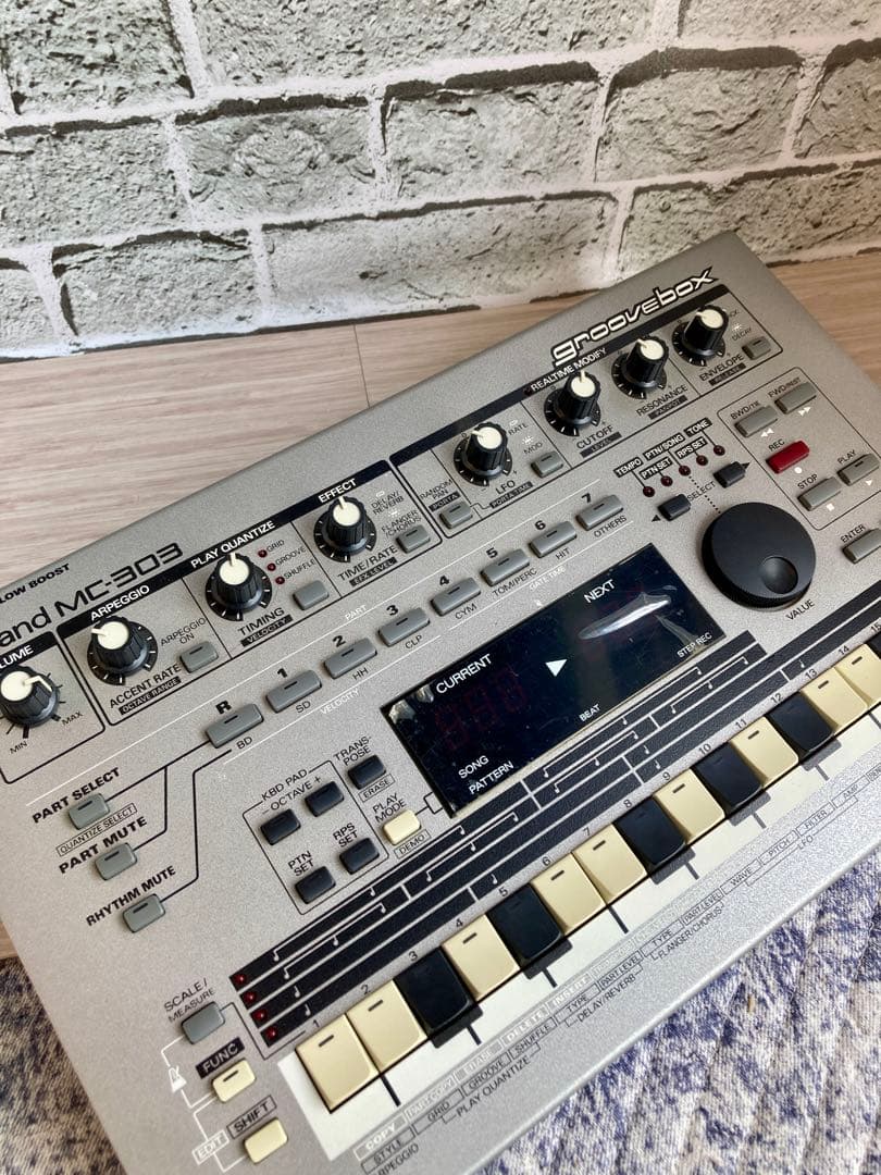 ◎名機◎ ROLAND MC-303　GROOVEBOX　純正キャリーバッグ付き