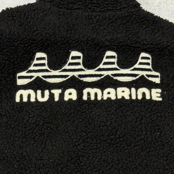 muta marine フリースベスト バックビッグロゴ ブラック ムータマリン